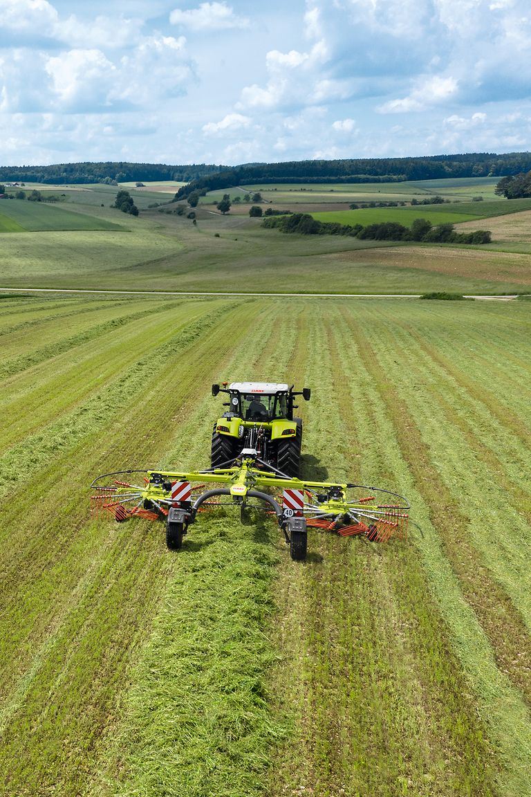 LINER dual-rotor swathers with central swathing | CLAAS