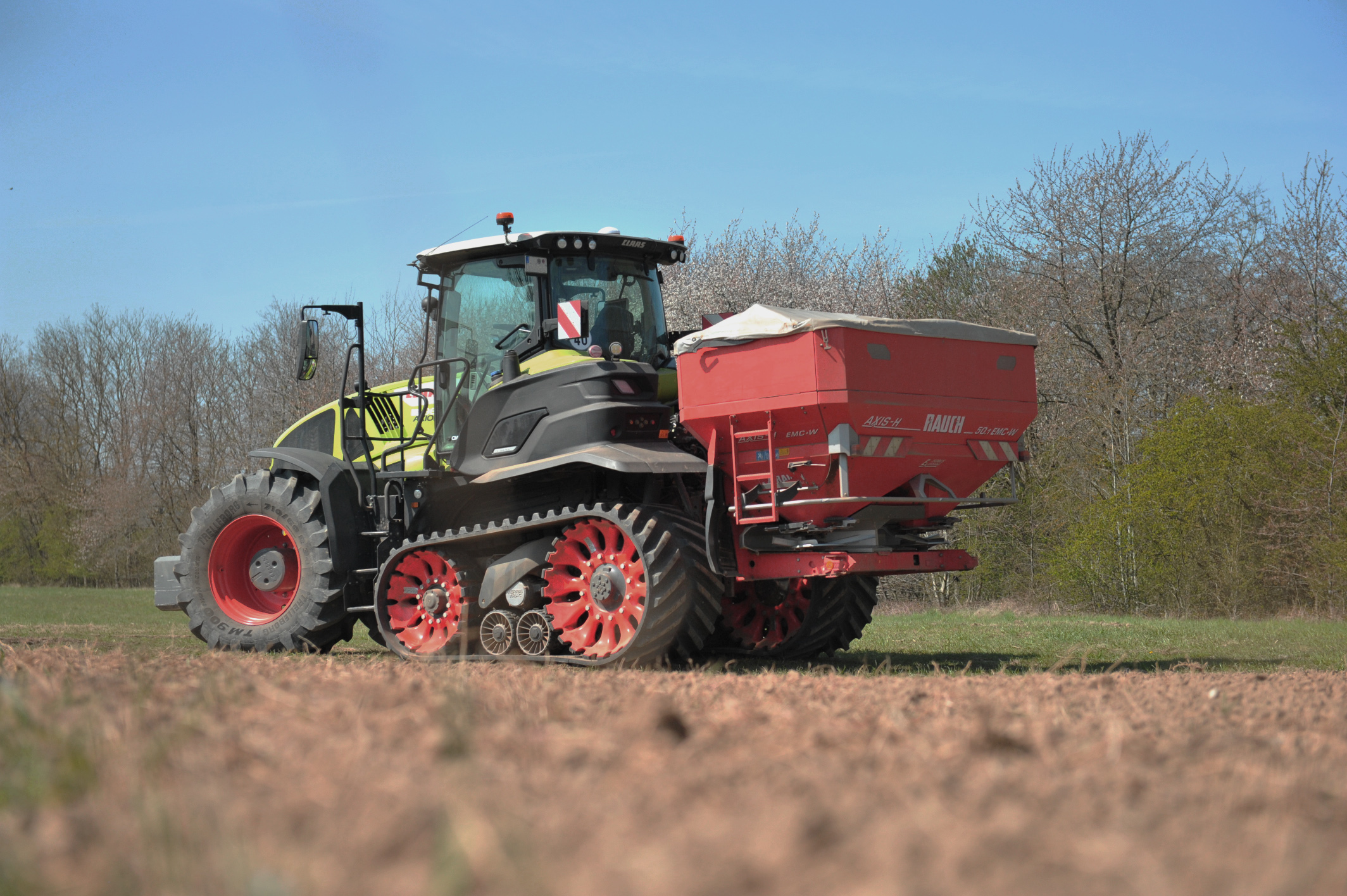 AXION TERRA TRAC – the key machine for spring fertiliser spreading | CLAAS