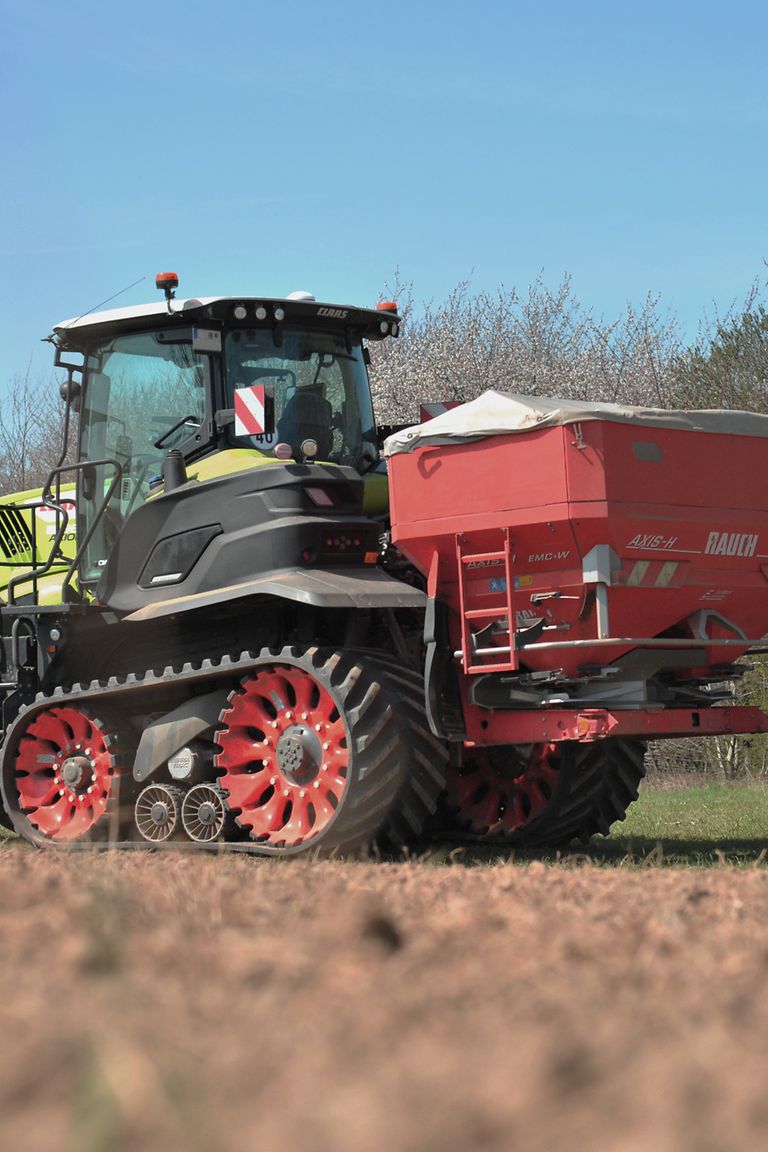 AXION TERRA TRAC – the key machine for spring fertiliser spreading | CLAAS